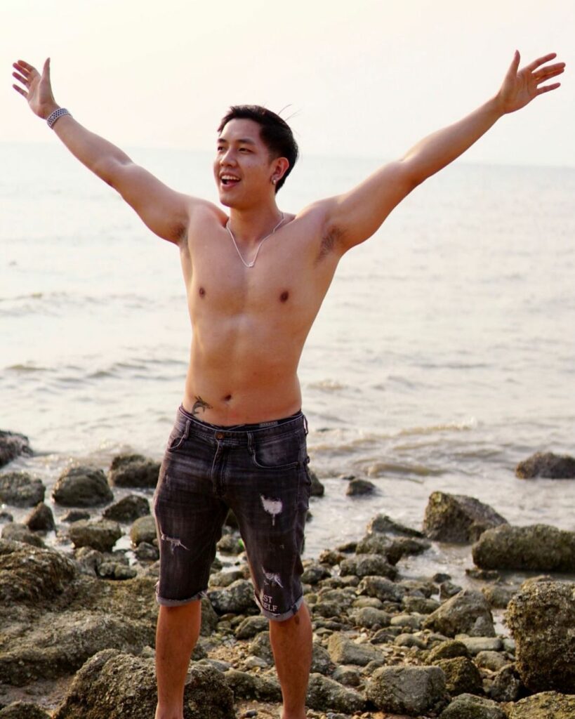 เจมส์ เดชาวัฒน์ หนุ่มหล่อ กล้ามโต ยิ้มหวาน ใจละลาย