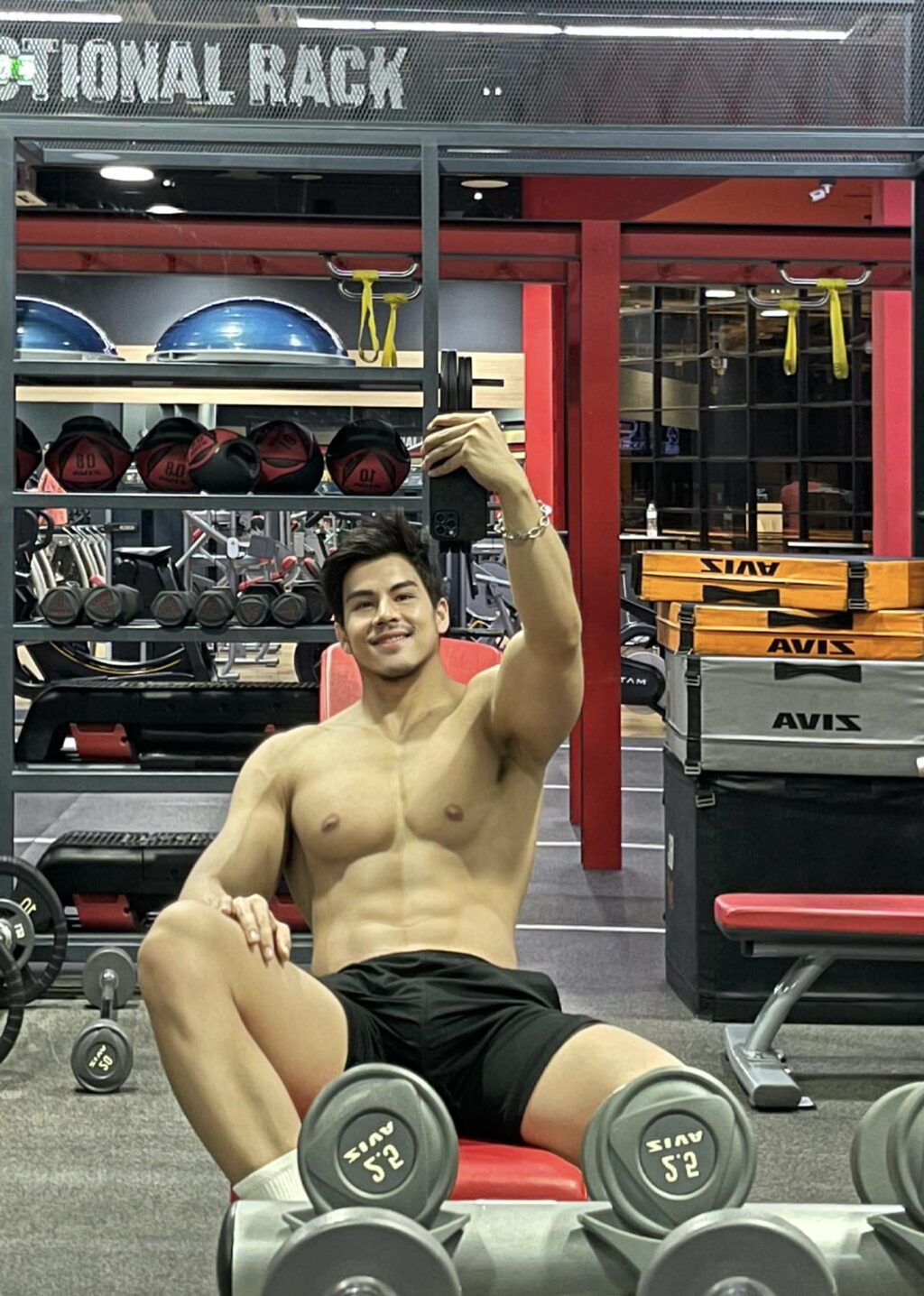 นาวิน วันวงษ์ หนุ่มลูกครึ่งอินเตอร์ กล้ามโต เป้าตุง ทะลุจอ