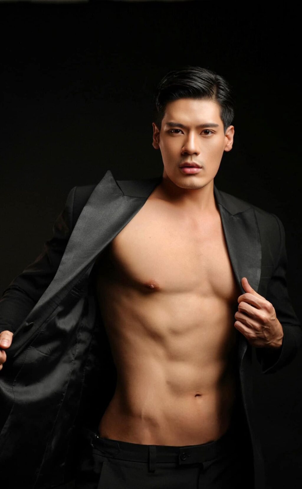 แพท เสฏฐพันธ์ นายแบบ หุ่นไซส์ยักษ์ หมีเรียกพี่ ซิกแพคเป็นลอน