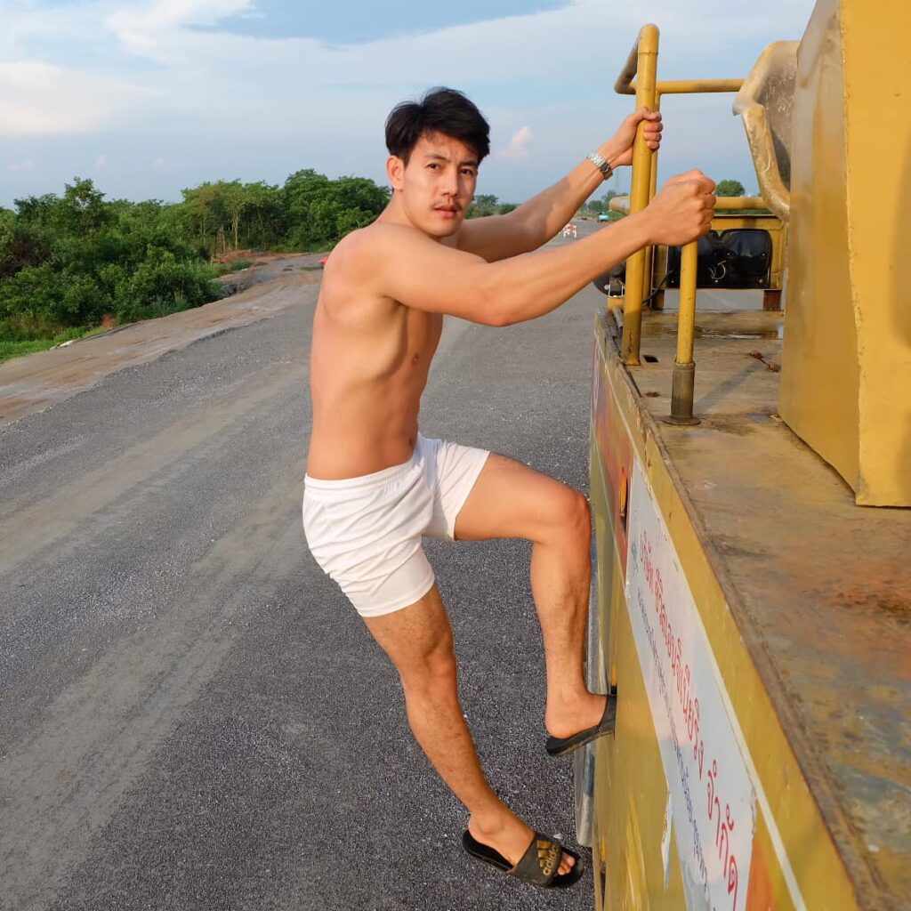 สกาย ภานุวัฒน์ หนุ่มหล่อ งานดี อวดเป้าตุงๆ ชวนเสียว ทั้งโซเชี่ยล