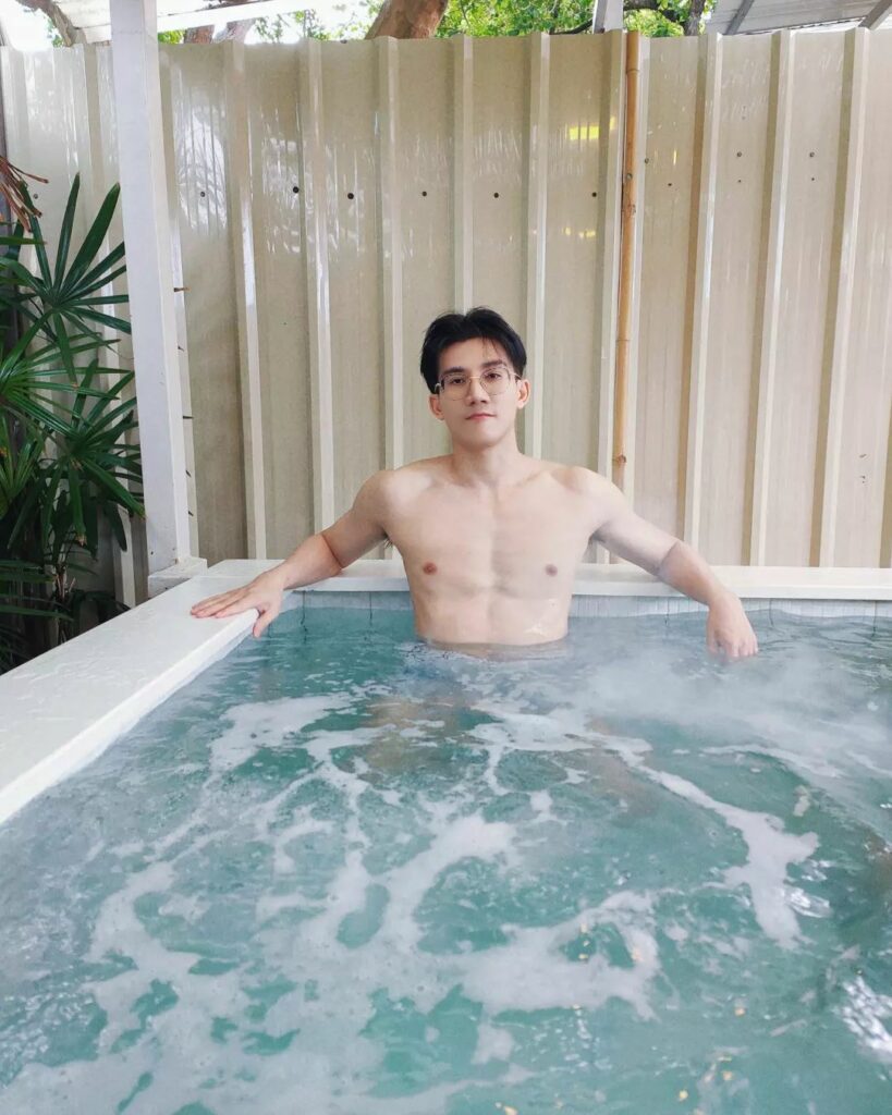 Yoo Hwangdo หล่อหน้าใส ขวัญใจสาวๆ พร้อมผลงาน เป้าตุง หุ่นสุดแซ่บ